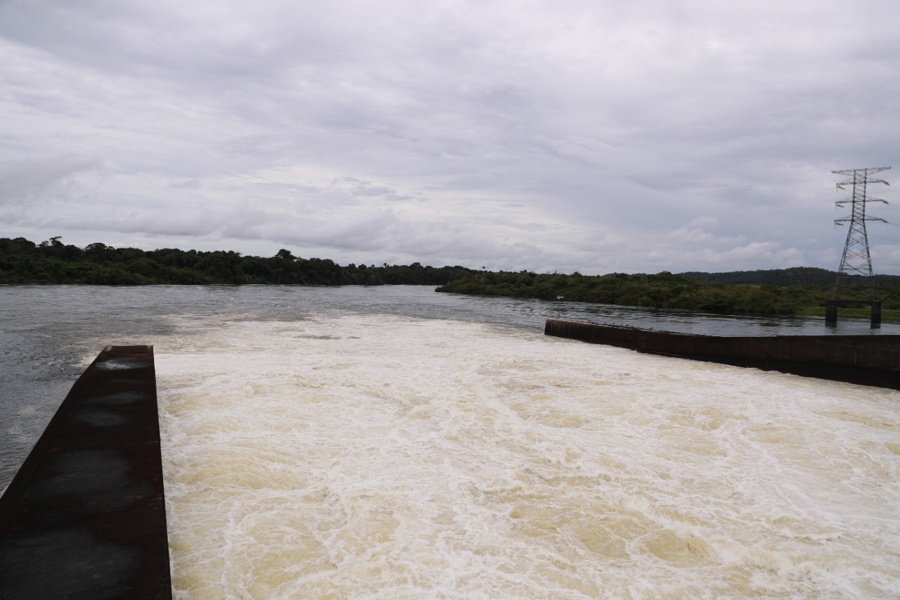 Hidrelétrica de Balbina recebe visita técnica após abertura das comportas