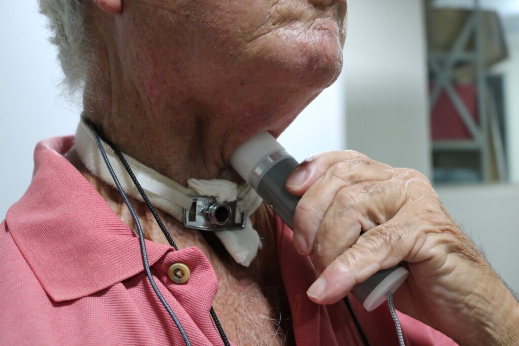 Laringe eletrônica: pacientes da FCecon recebem aparelho